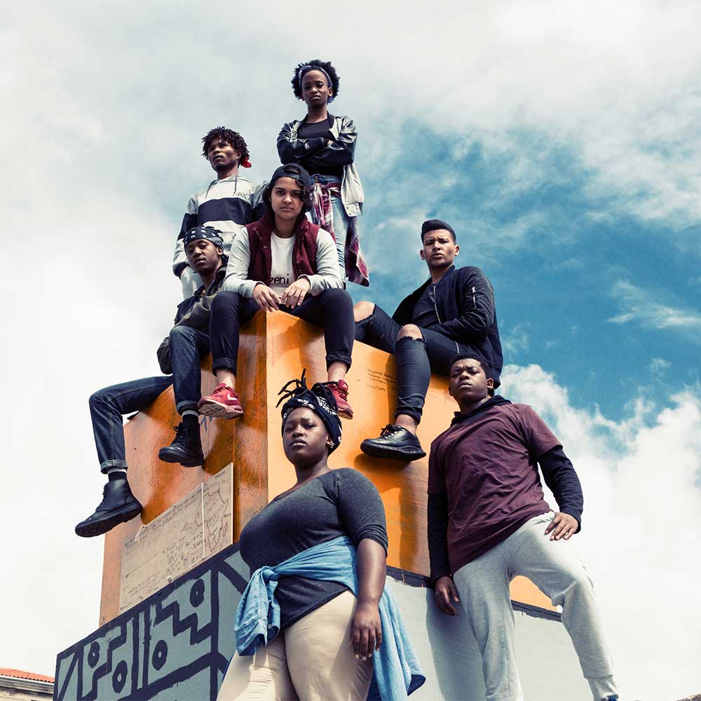 The-cast-of-The-Fall-pic-by-Oscar-ORyan-1000x1000 - Royal Court